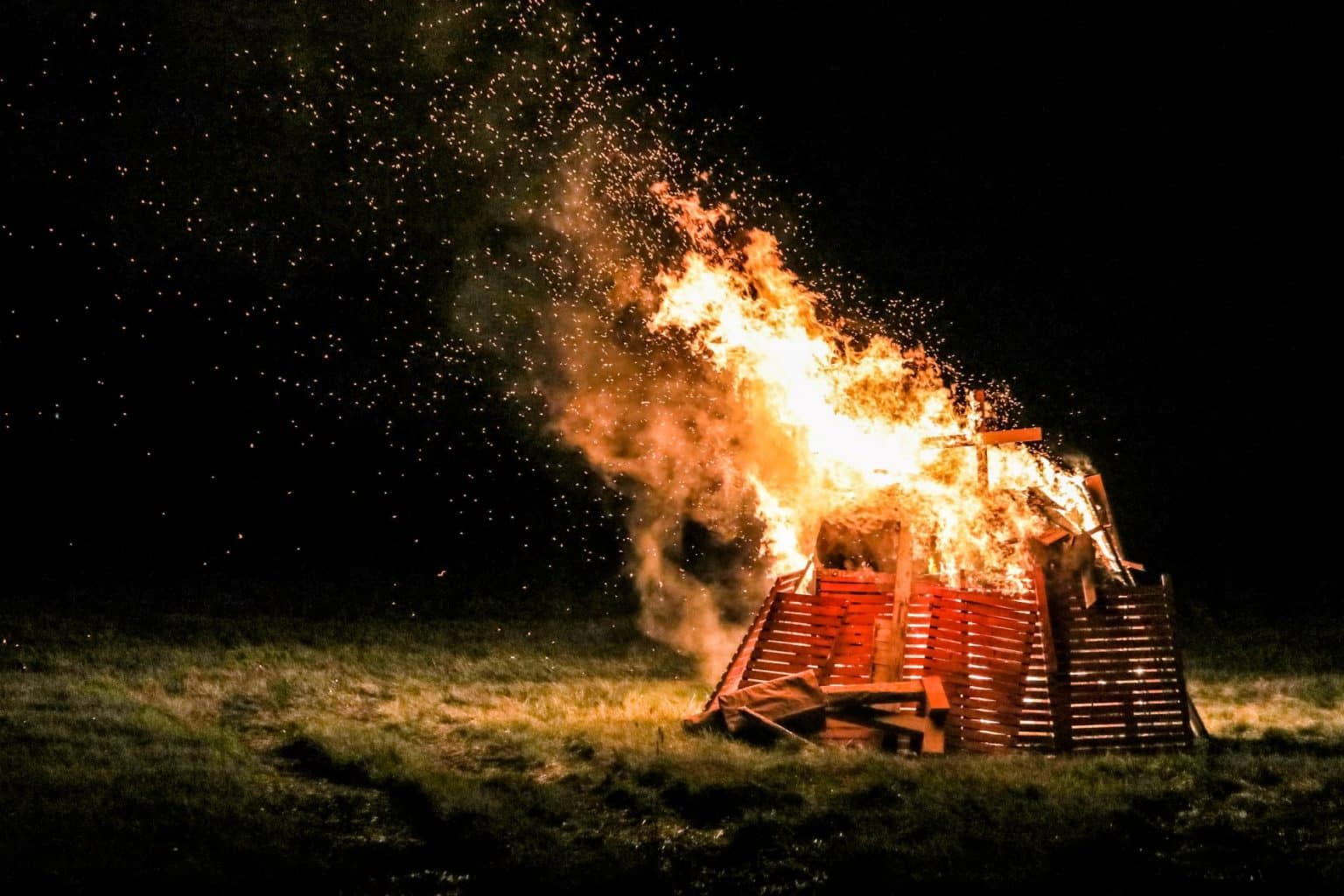 Bonfire Night bigger and better than ever! - Middleton Hall Retirement ...